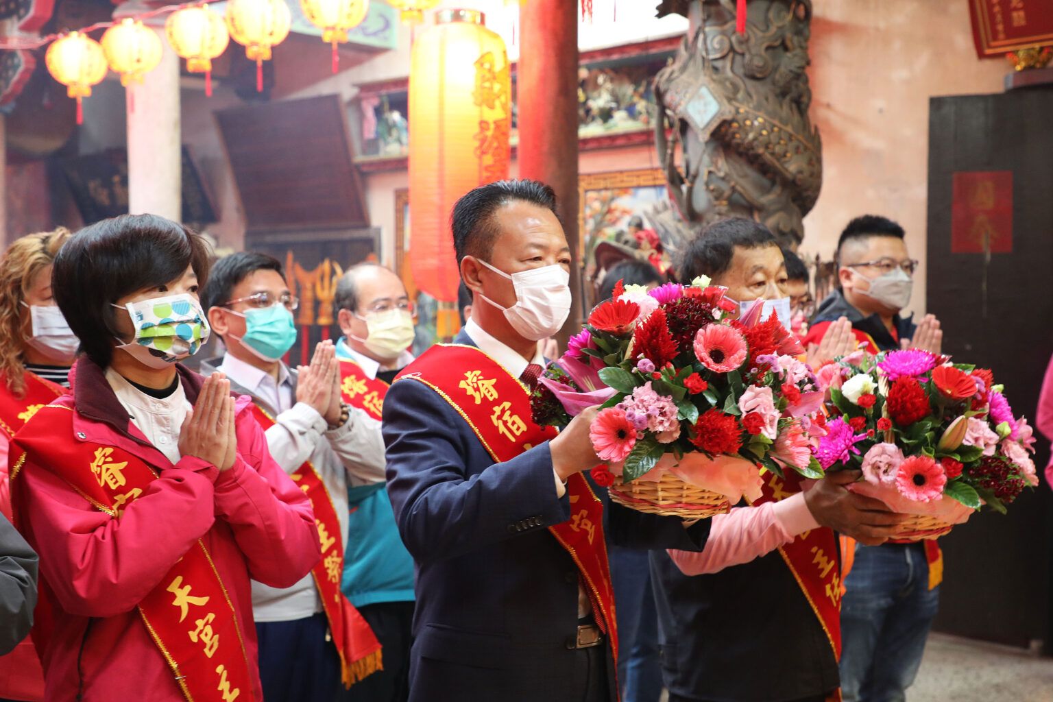 翁章梁年初一到廟宇點燈祈福 發放「有緣」紅包 – GOTHE